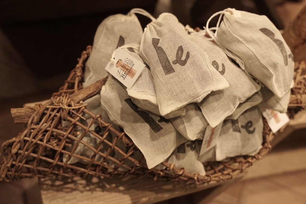 もったいない素材を再発見！アートに再定義・再生するプロジェクト「ReReRe」が町田モディにリデザインされたこけしを展示